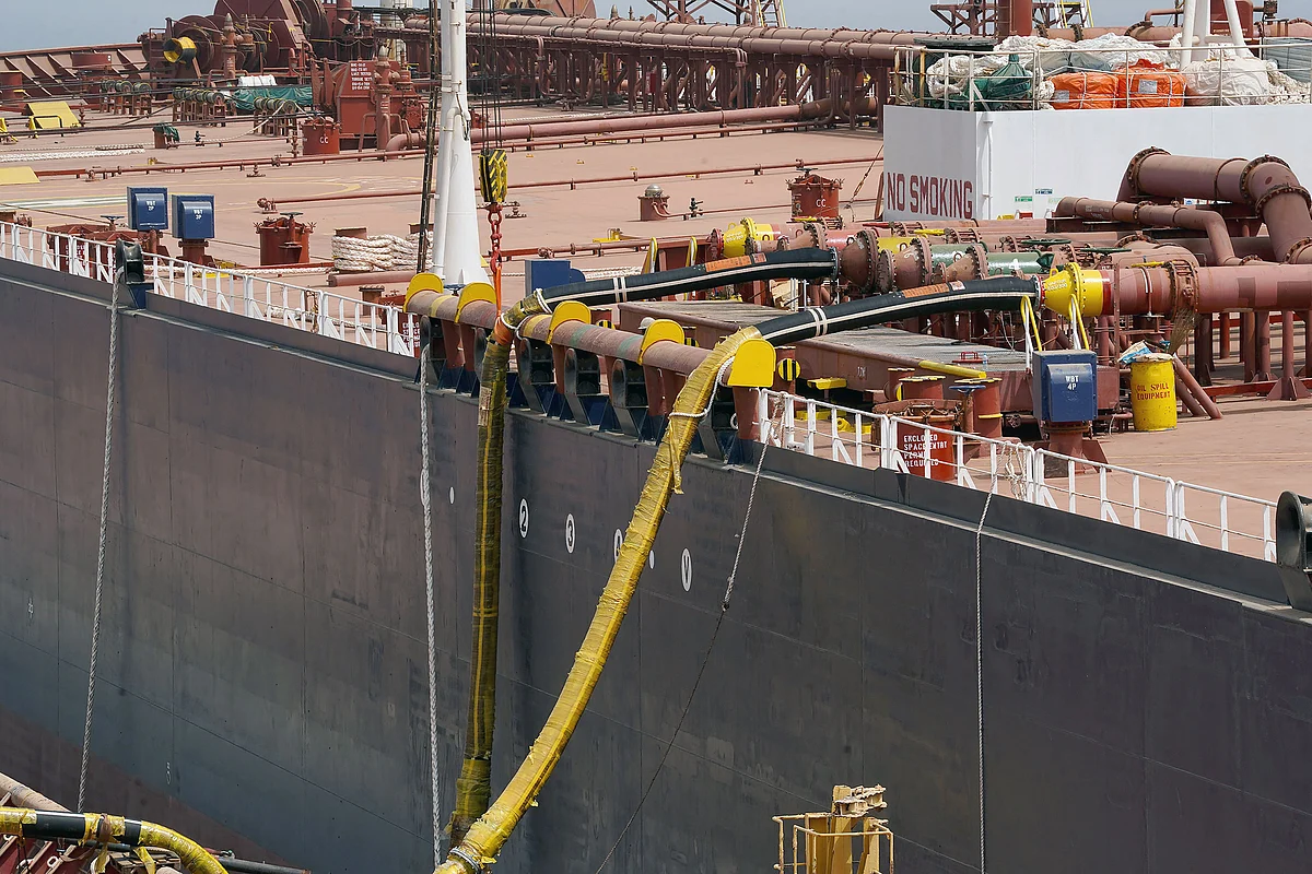 UAE welcomes successful completion of oil unloading operation from ...