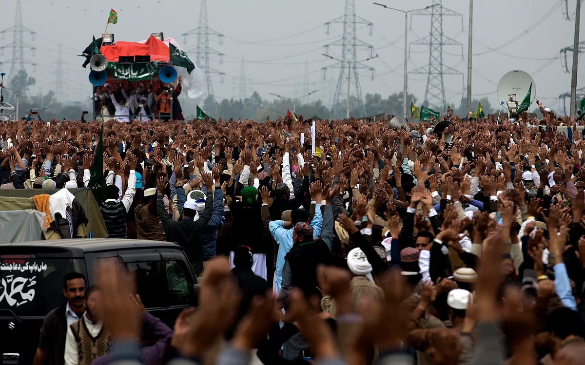 Pakistan arrests 300 supporters of detained cleric who led Asia Bibi ...