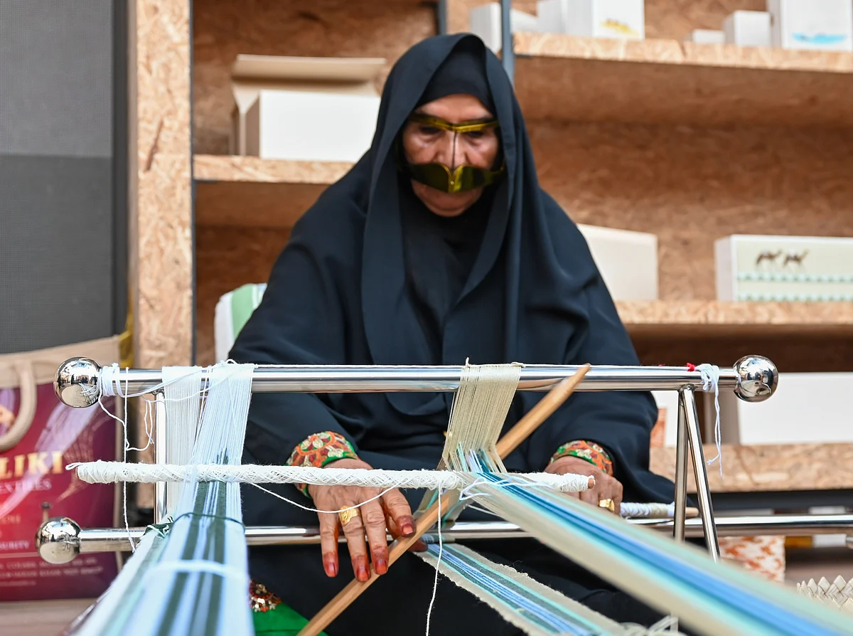 Look: How Emirati women keep heritage alive, pass traditional weaving ...