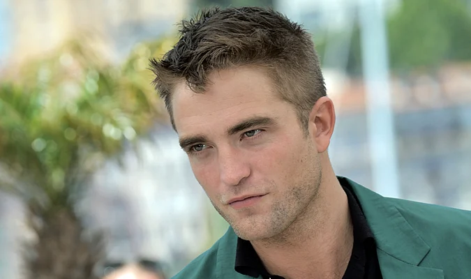 Robert Pattinson buys girlfriend 'promise ring'