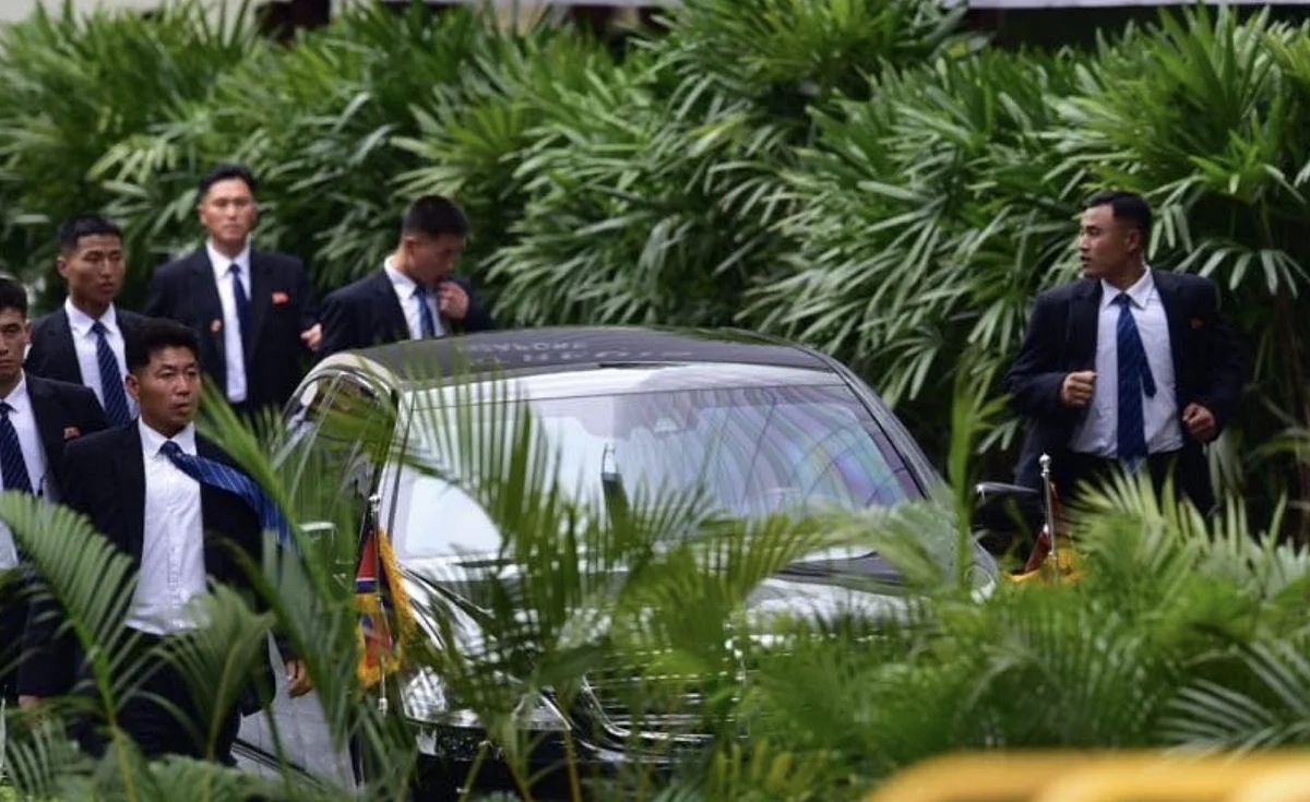 Video: Kim's 'running bodyguards' back in action in Singapore | Khaleej ...