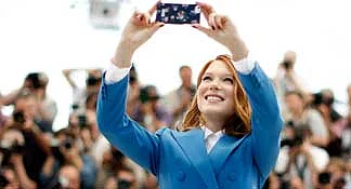 Merriam-Webster adds ‘selfie’ to dictionary | Khaleej Times