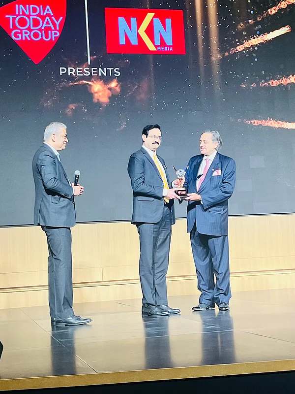 Dr Dhananjay Datar honoured with Icon of Dubai Award by India Today ...