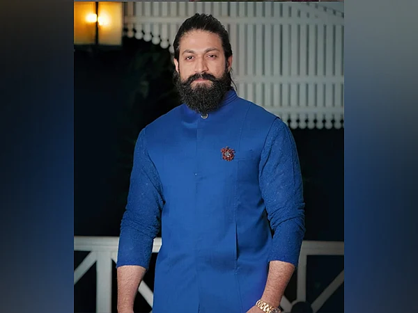 'KGF' actor Yash meets families of fans who died of electrocution ...