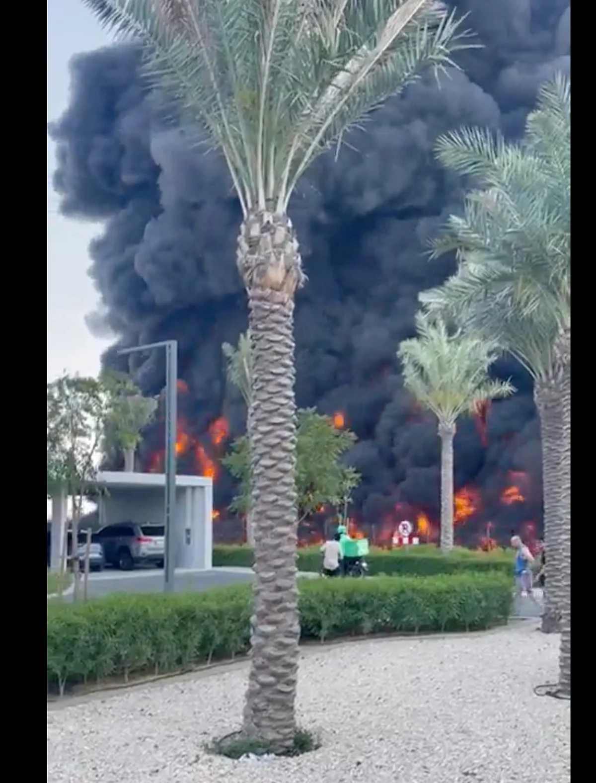 Massive fire breaks out causing major traffic on Dubai road