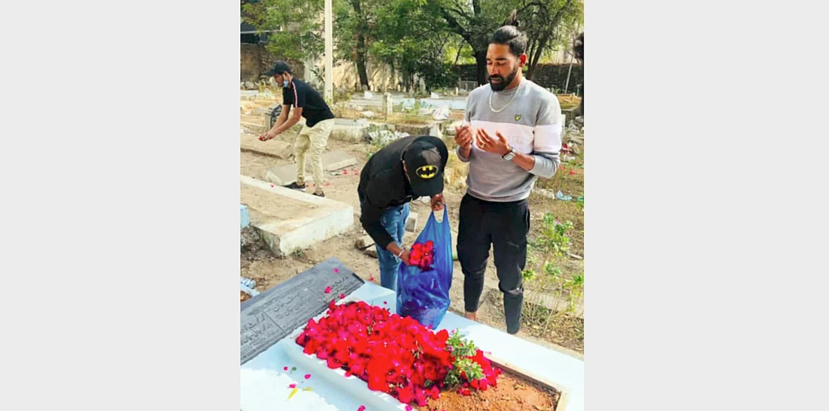 Test hero Mohammed Siraj drives to father's grave after arriving in ...