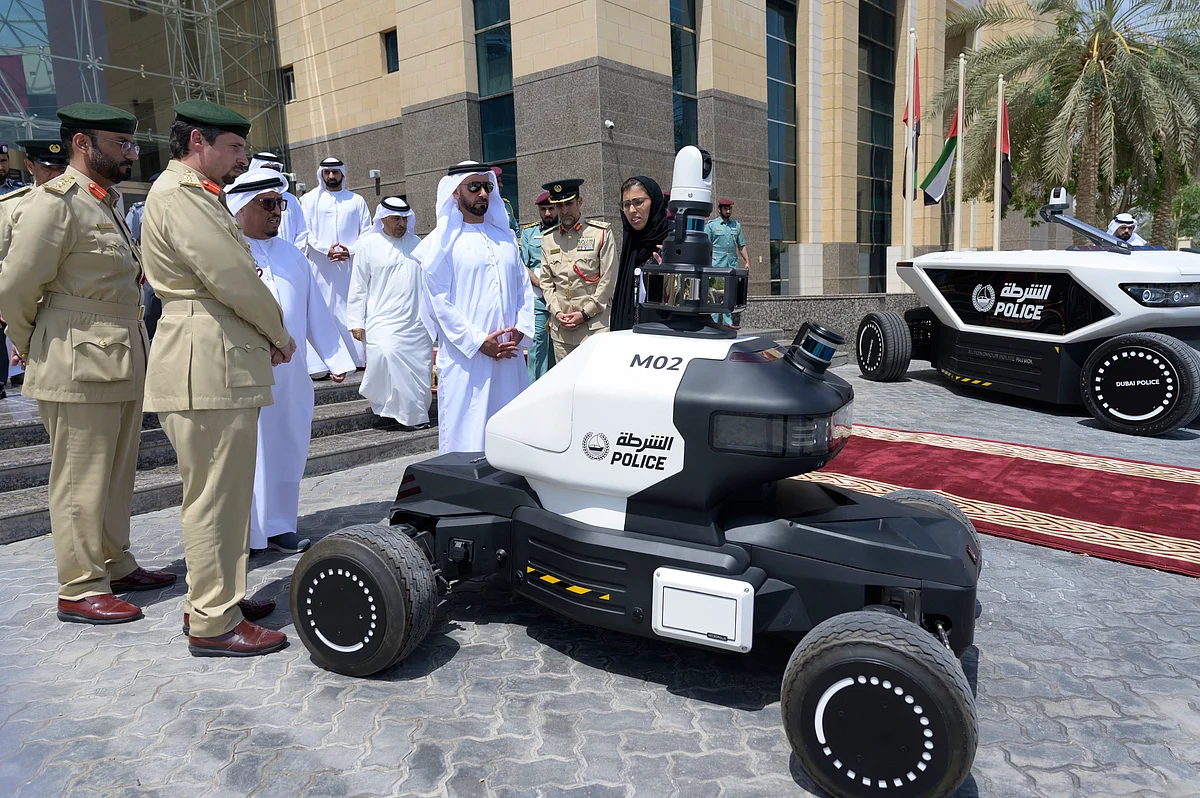 Sheikh Saif bin Zayed wowed by Dubai Police's driverless patrols ...