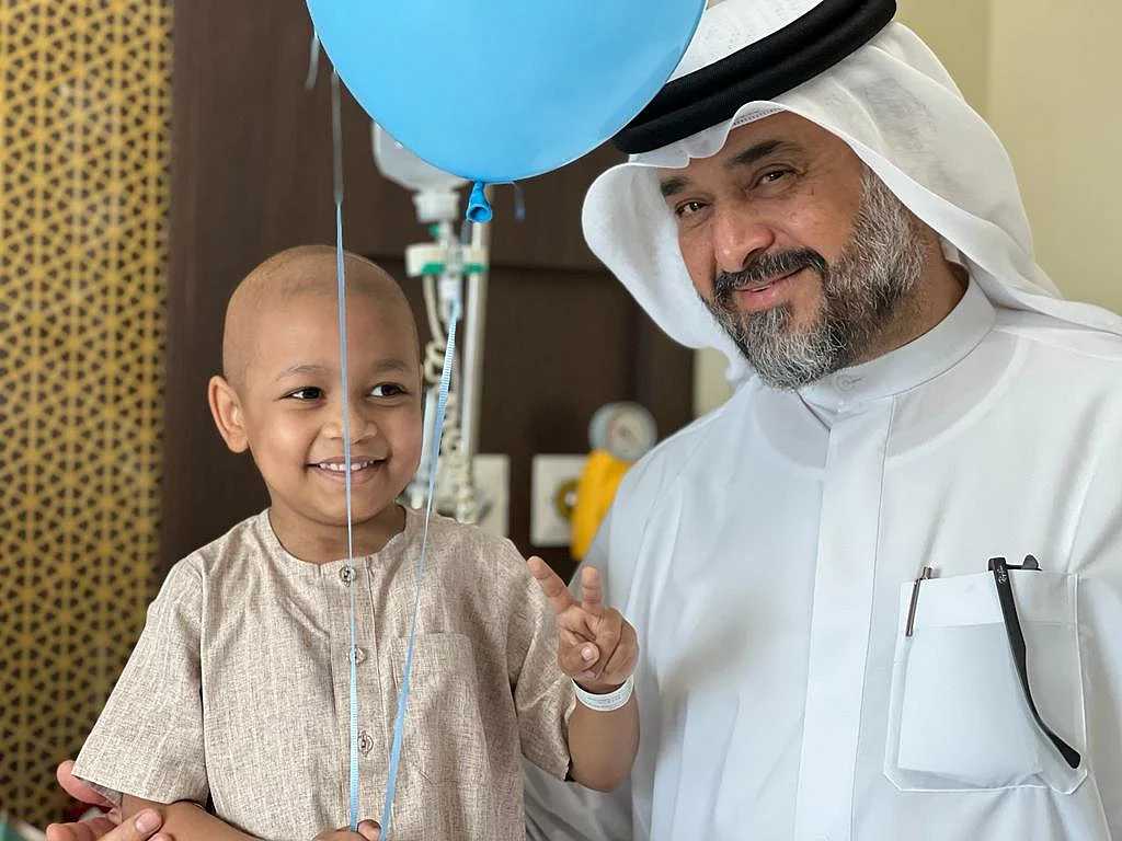 Look: Dubai royal visits 4-year-old cancer patient in hospital ward ...