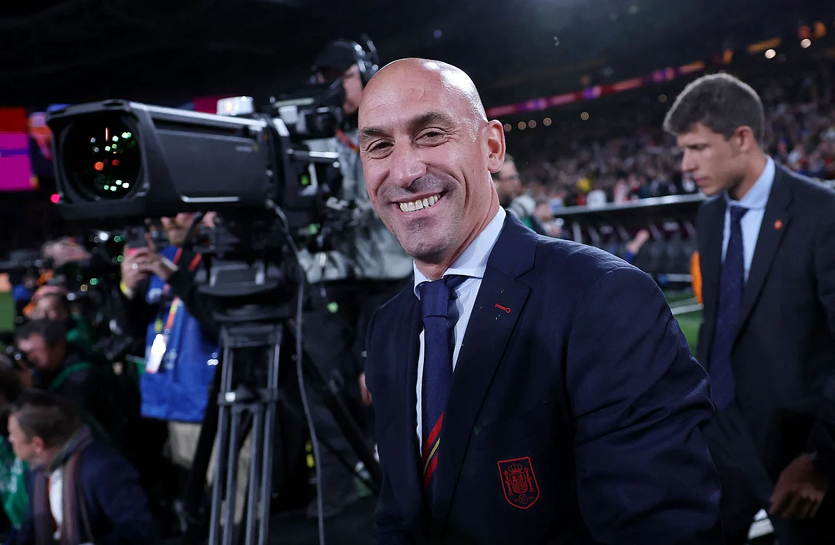 Fifa suspends Spanish football president Luis Rubiales in Hermoso kiss ...
