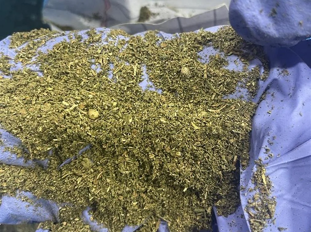 Dubai: Passenger nabbed at airport for trying to smuggle 8.9kg ...