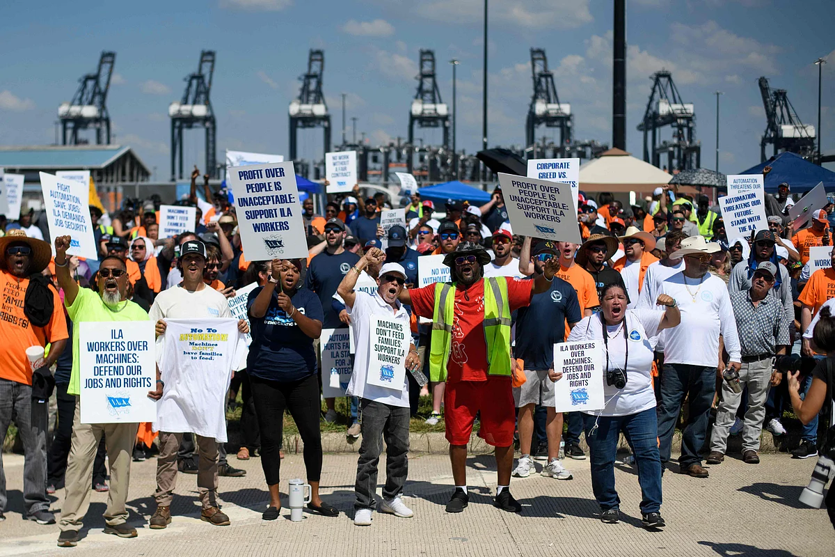 White House sides with union as US dockworker strike enters second day ...
