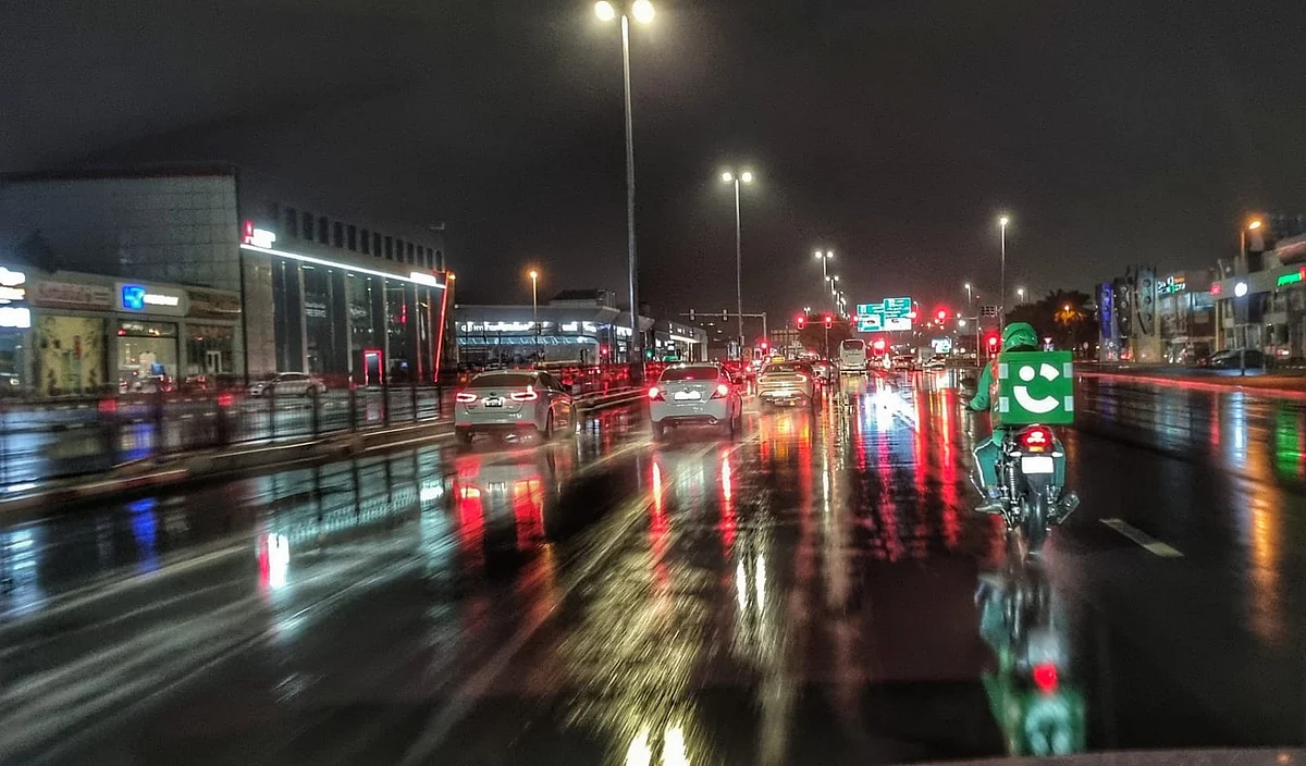 Look: Motorists drive through wet roads, water ponds as late-night ...
