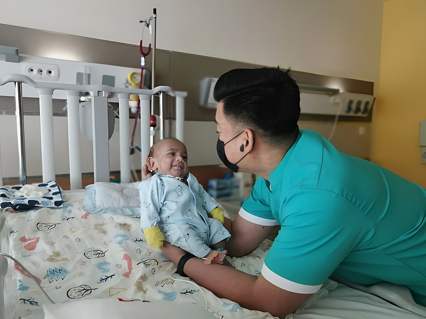 UAE: Emirati miracle baby weighing 560 grams wins 3-year battle for ...