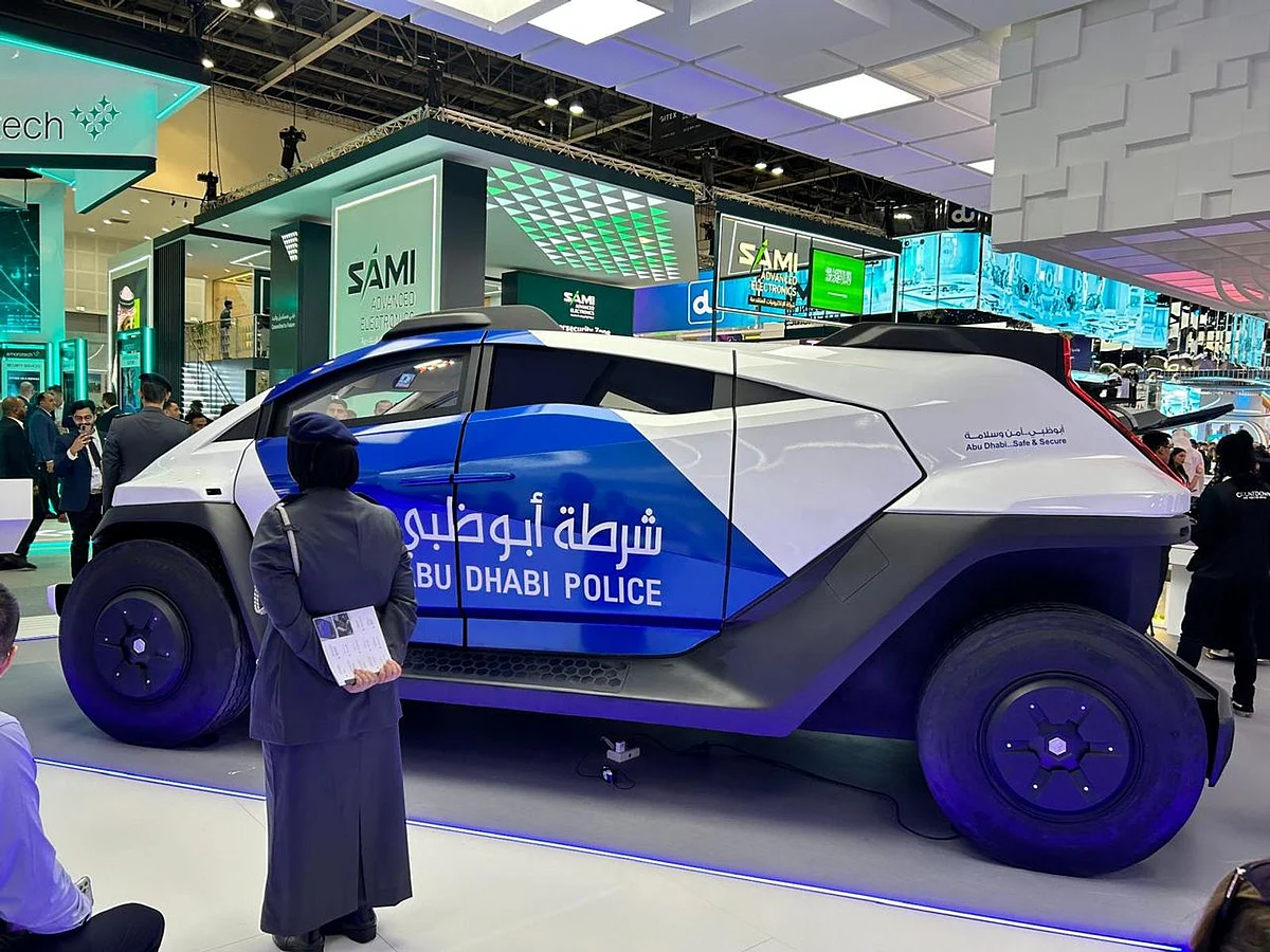 Video: UAE’s new driverless police patrol car can control traffic ...