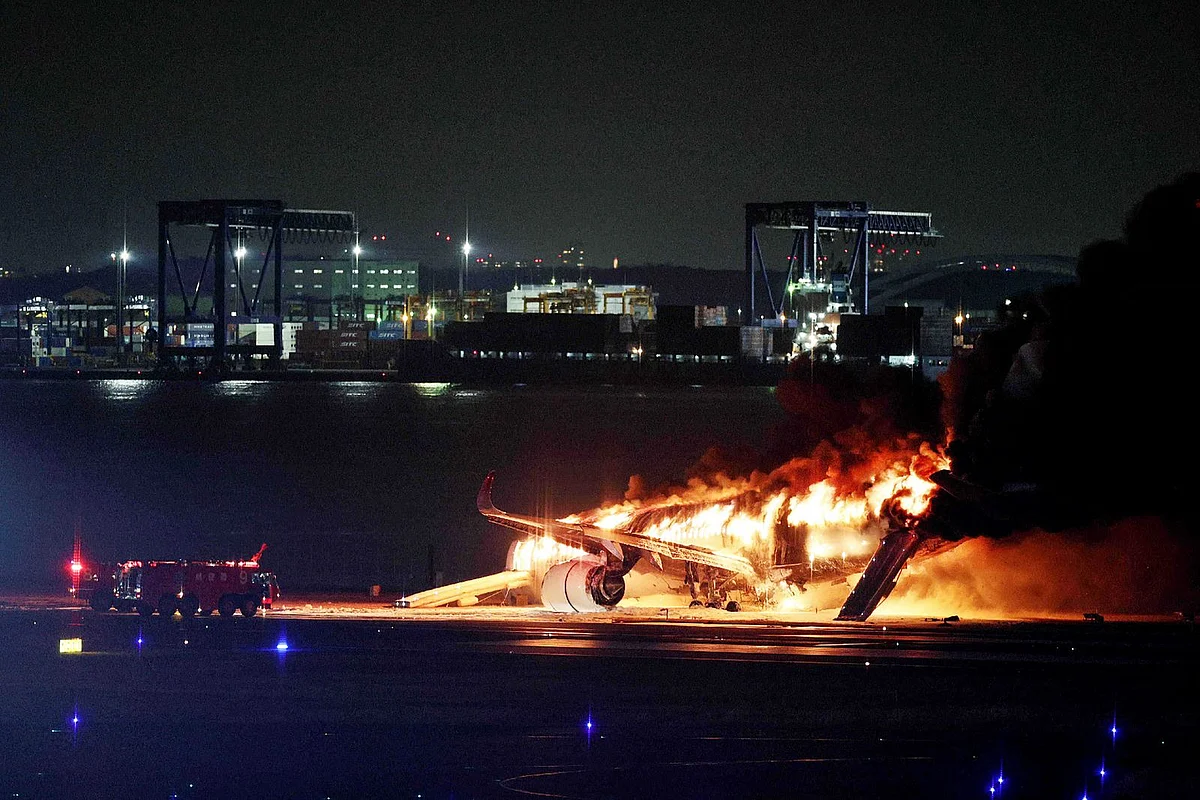 Japan airliner fire: 5 crew dead, captain critical after coast guard ...