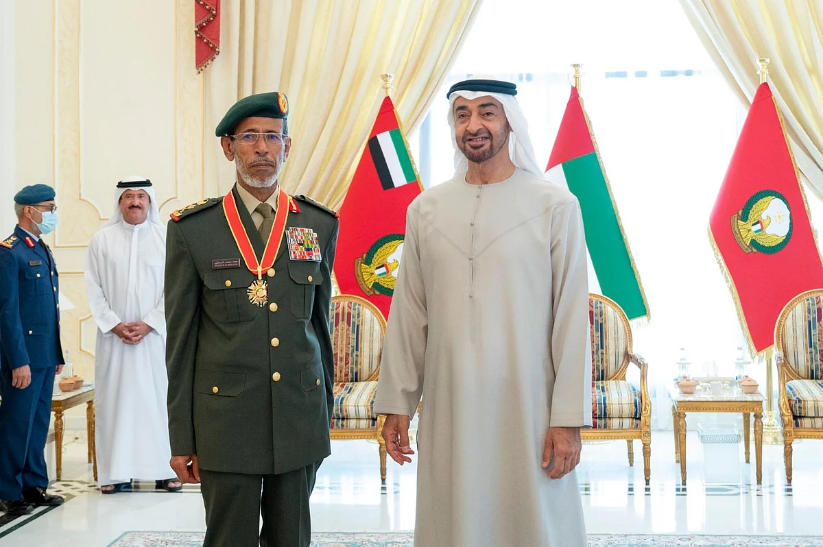 Sheikh Khalifa honours Chief of Staff of UAE Armed Forces with Zayed ...