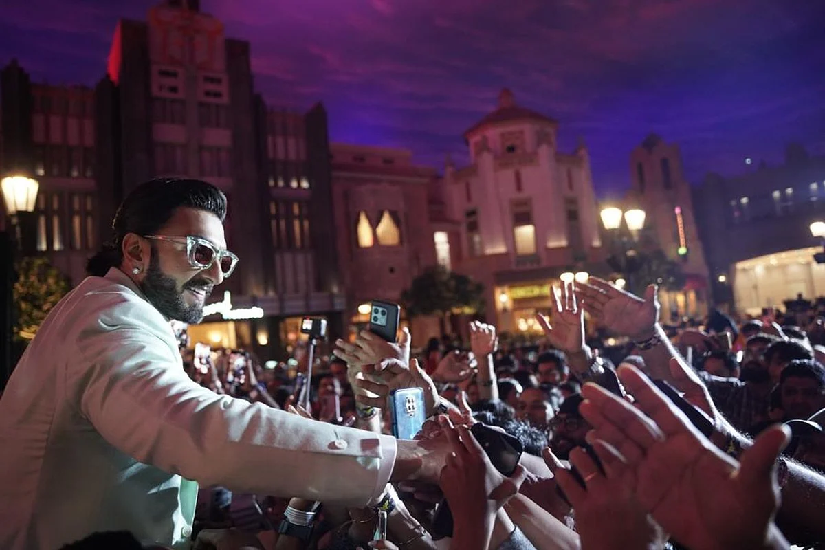 UAE: Ranveer Singh storms Abu Dhabi’s Yas Island, sweeps fans off their ...