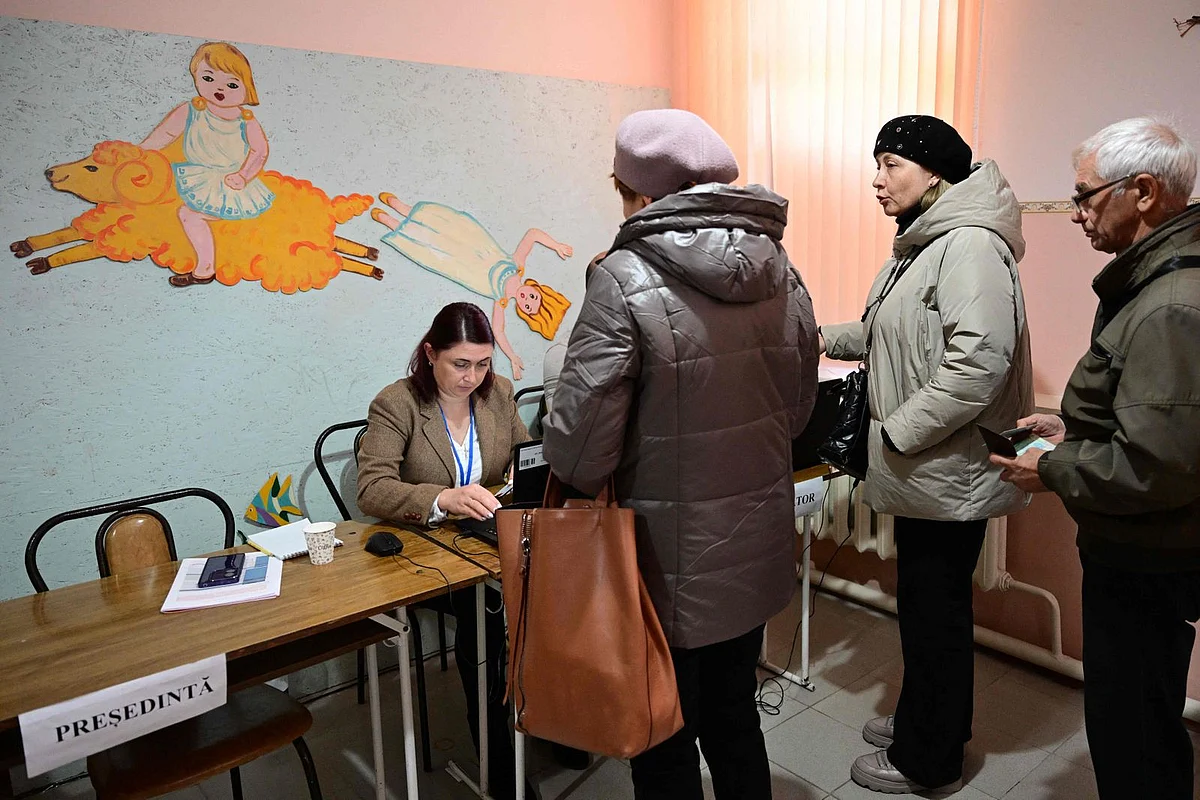 Early results show 50% of Moldovans vote 'yes' at referendum on EU ...