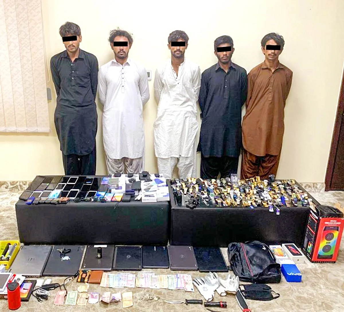 UAE: Gang arrested for breaking into shops, stealing cash, mobiles ...