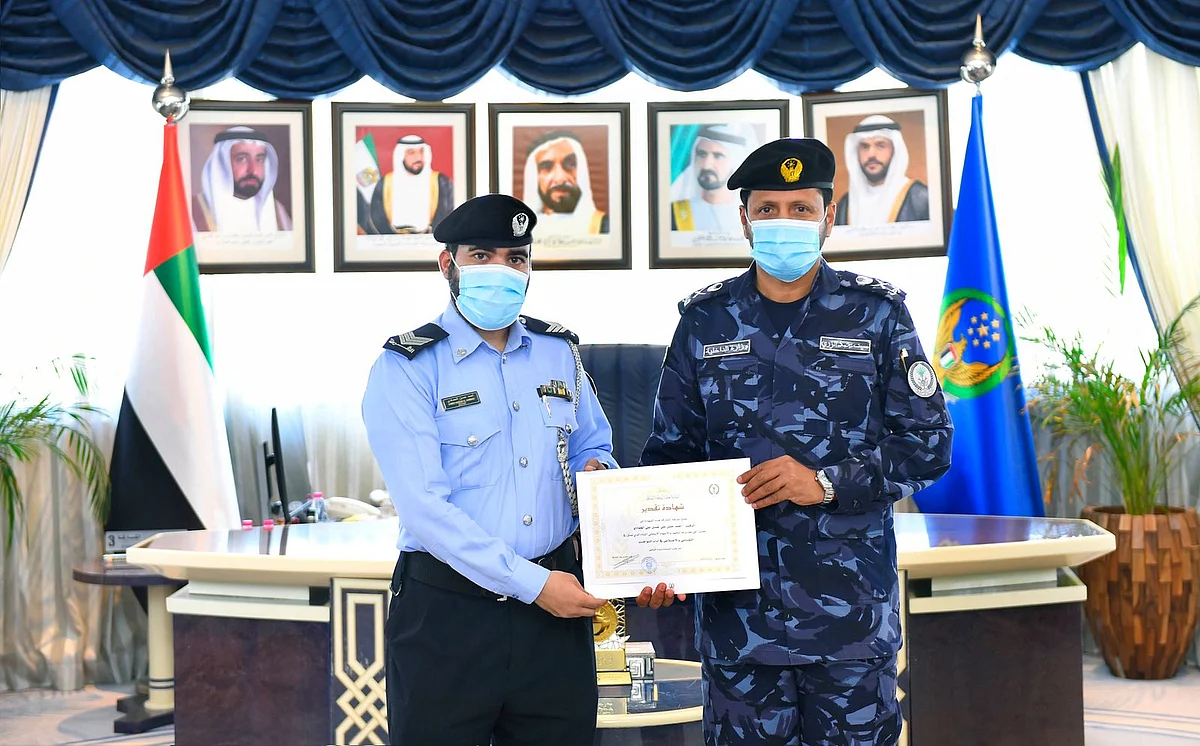 UAE: Policeman honoured for helping driver as car breaks down | Khaleej ...