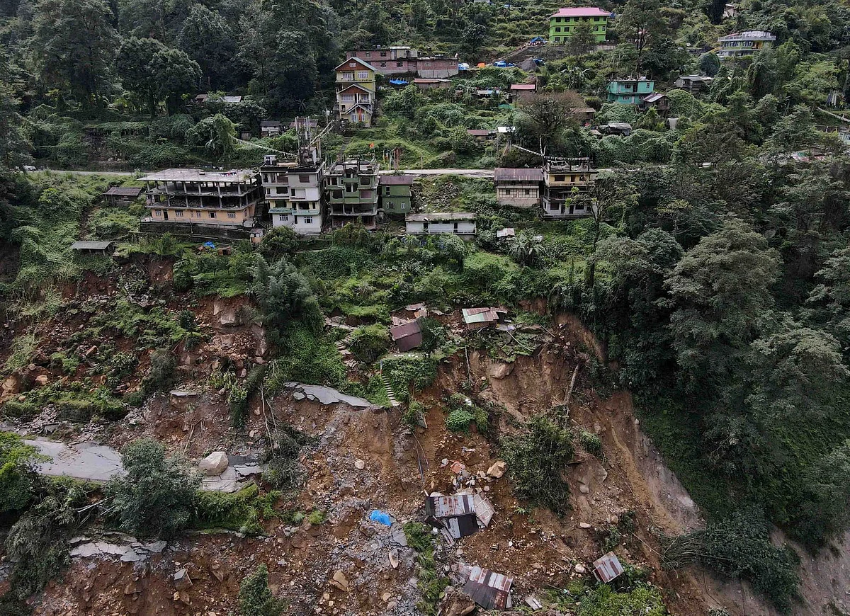 Six dead, 2,000 tourists stranded after heavy rain, landslides in India ...