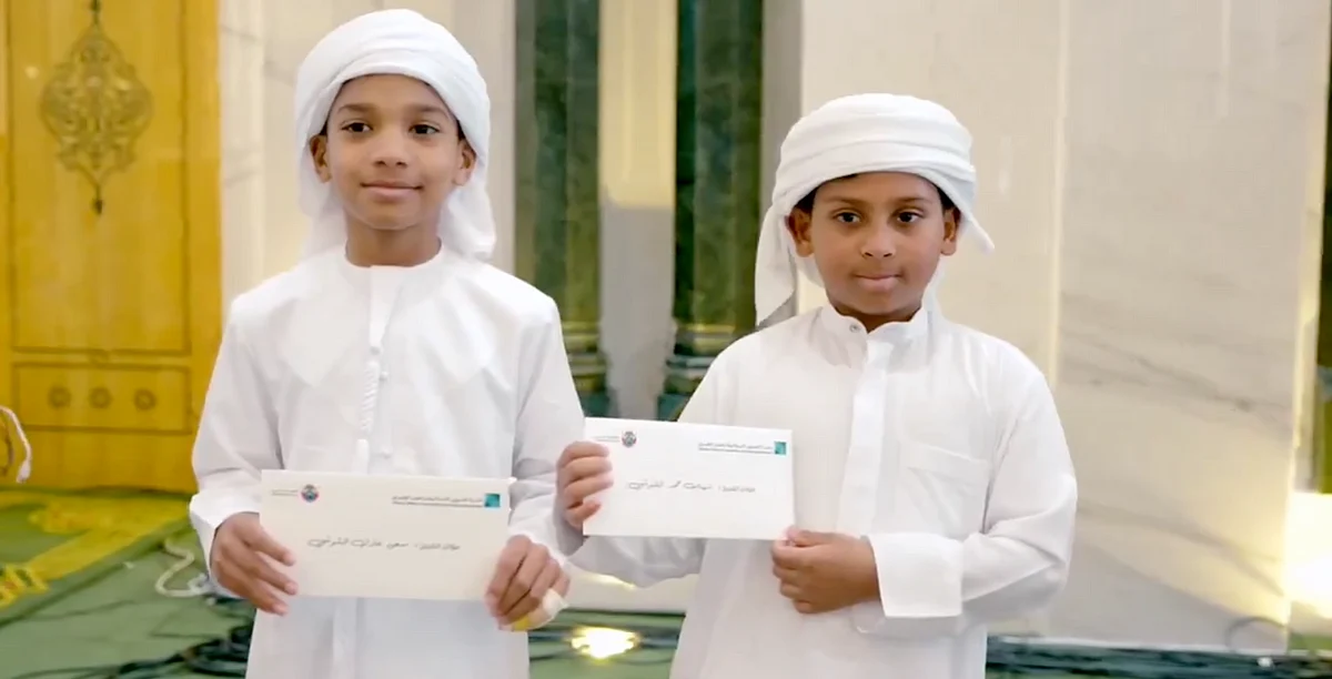Video: Sheikh Hamdan gives Eidiya to all young muezzins in Dubai ...