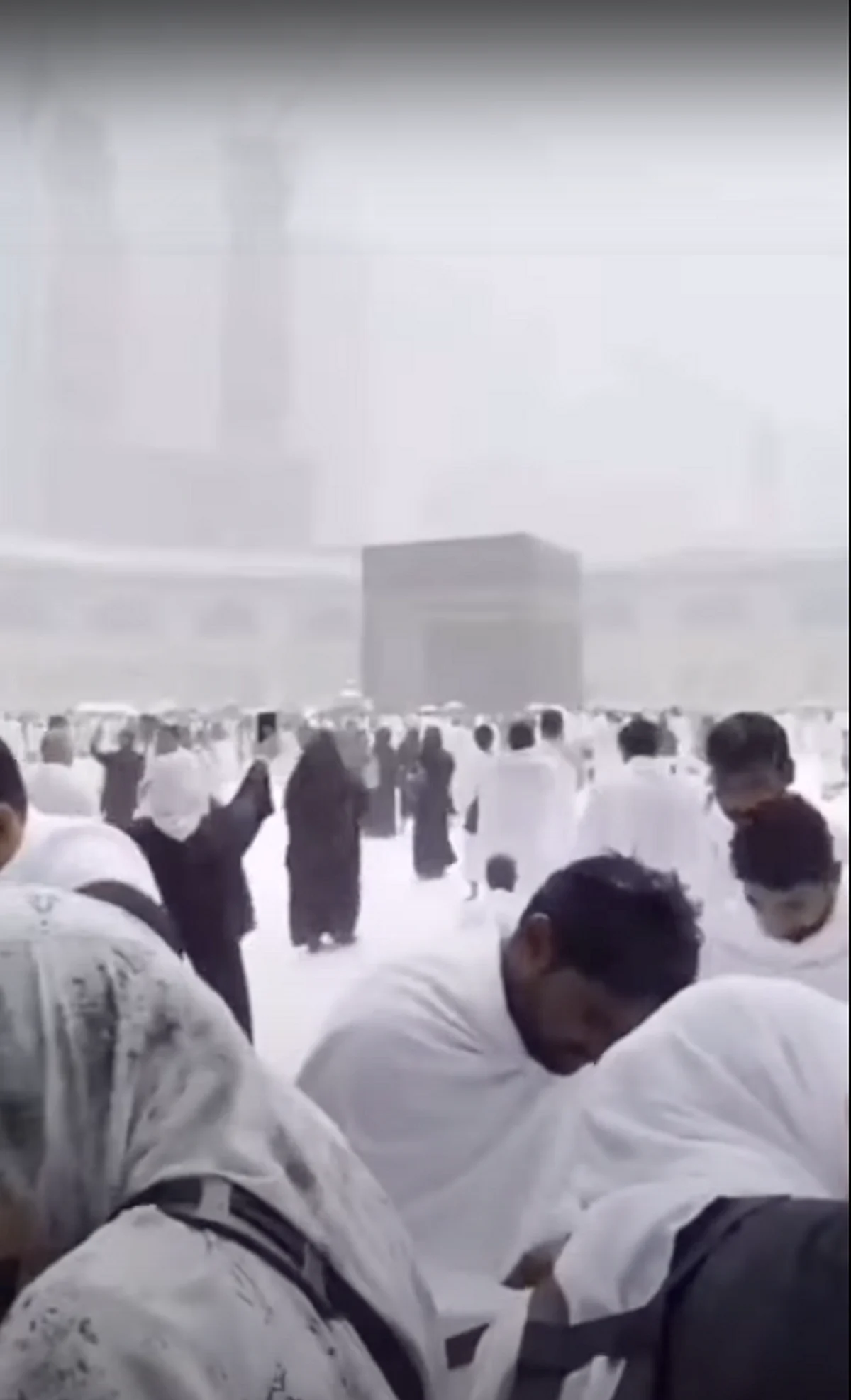 Viral video shows snowfall in Makkah’s Grand Mosque; authority ...