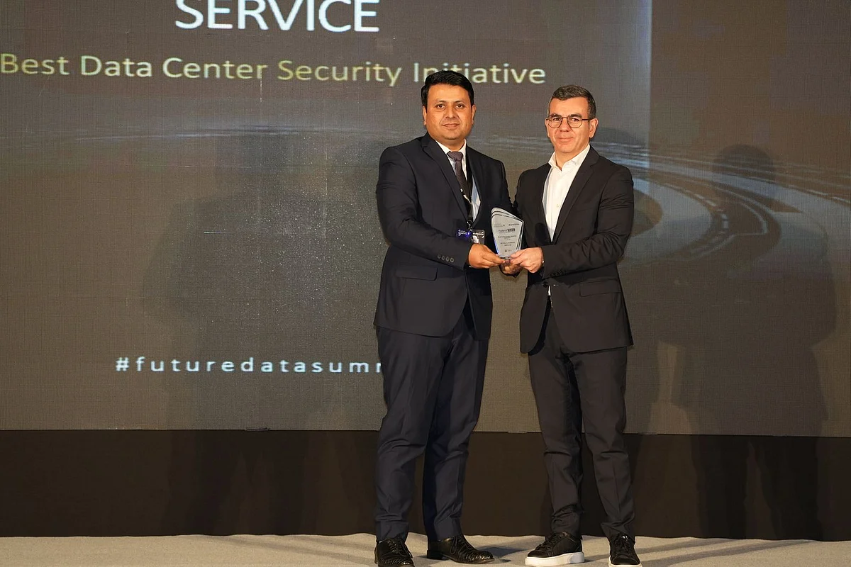Asad Mehmood honoured at Future Data Summit & Awards | Khaleej Times