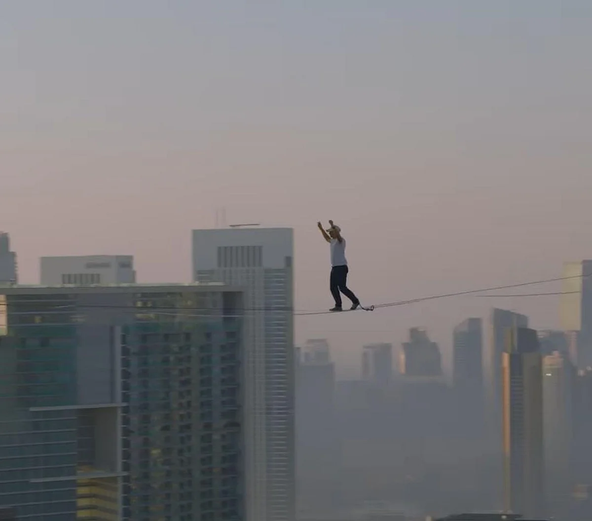 Watch: Slackliner hangs upside down, walks on 700ft-high rope in daring ...