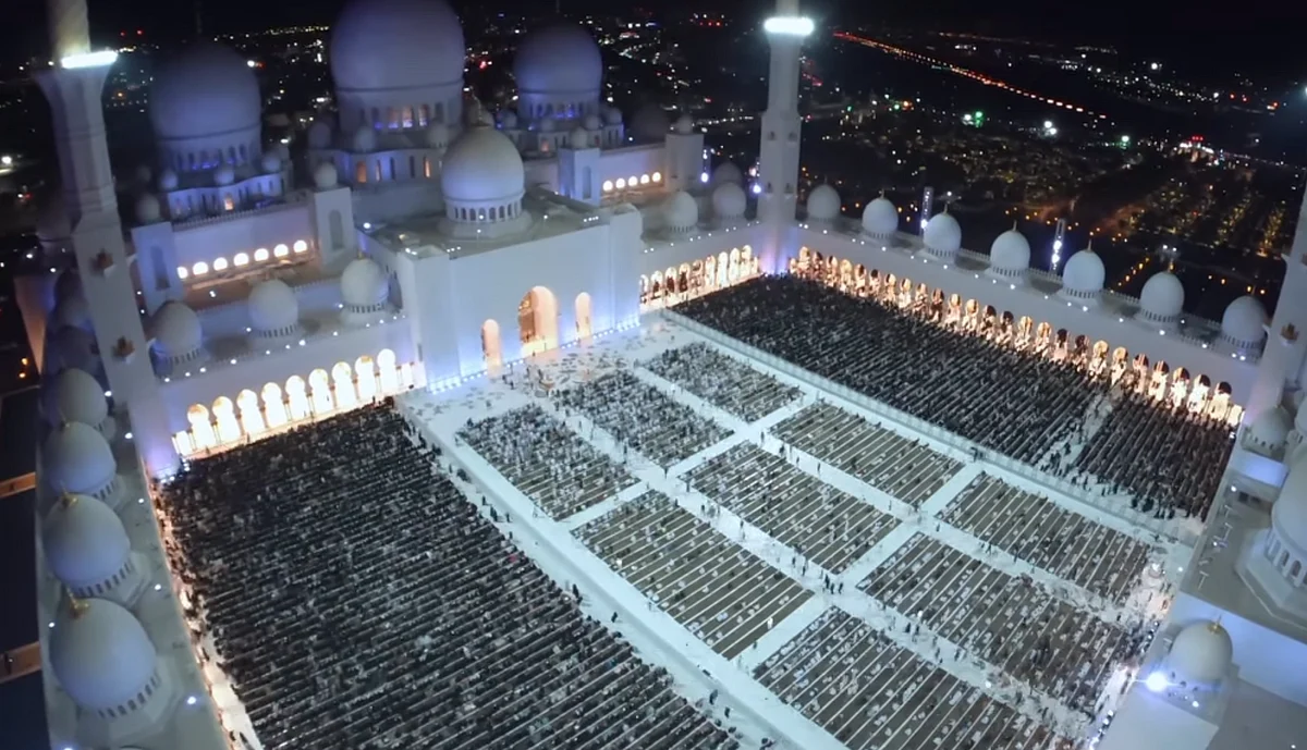 Watch: UAE streets turn into 'open-air mosques' well past midnight ...