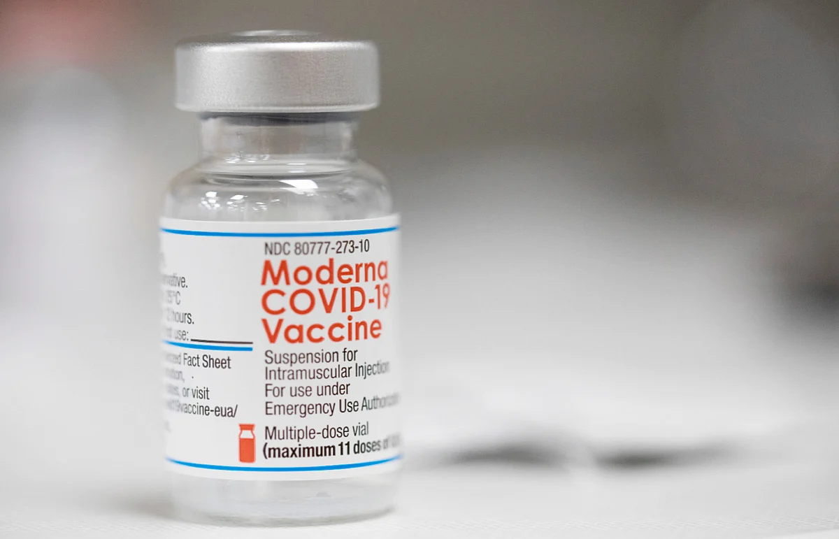Covid-19: Expert panel backs Moderna shots after full US approval