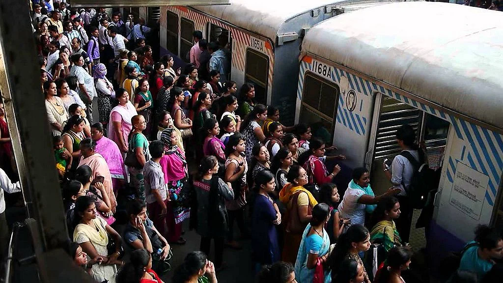 Overcrowded Mumbai local trains claim 10 lives everyday | Khaleej Times