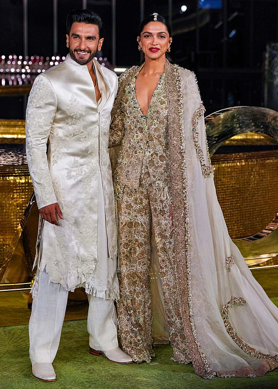 Deepika Padukone, Ranveer Singh step out for first time with daughter ...