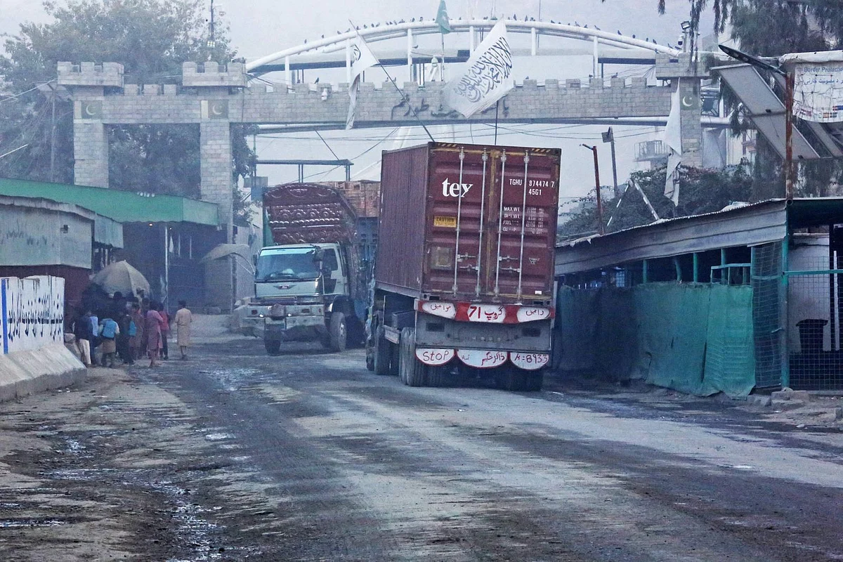 Pakistan effectively shuts the key crossing into Afghanistan to truck ...