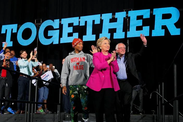Clinton leads Trump by 5 points, swing states tighten | Khaleej Times