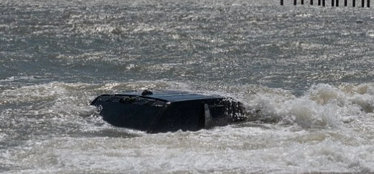 Black Range Rover stuck on the beach | Khaleej Times