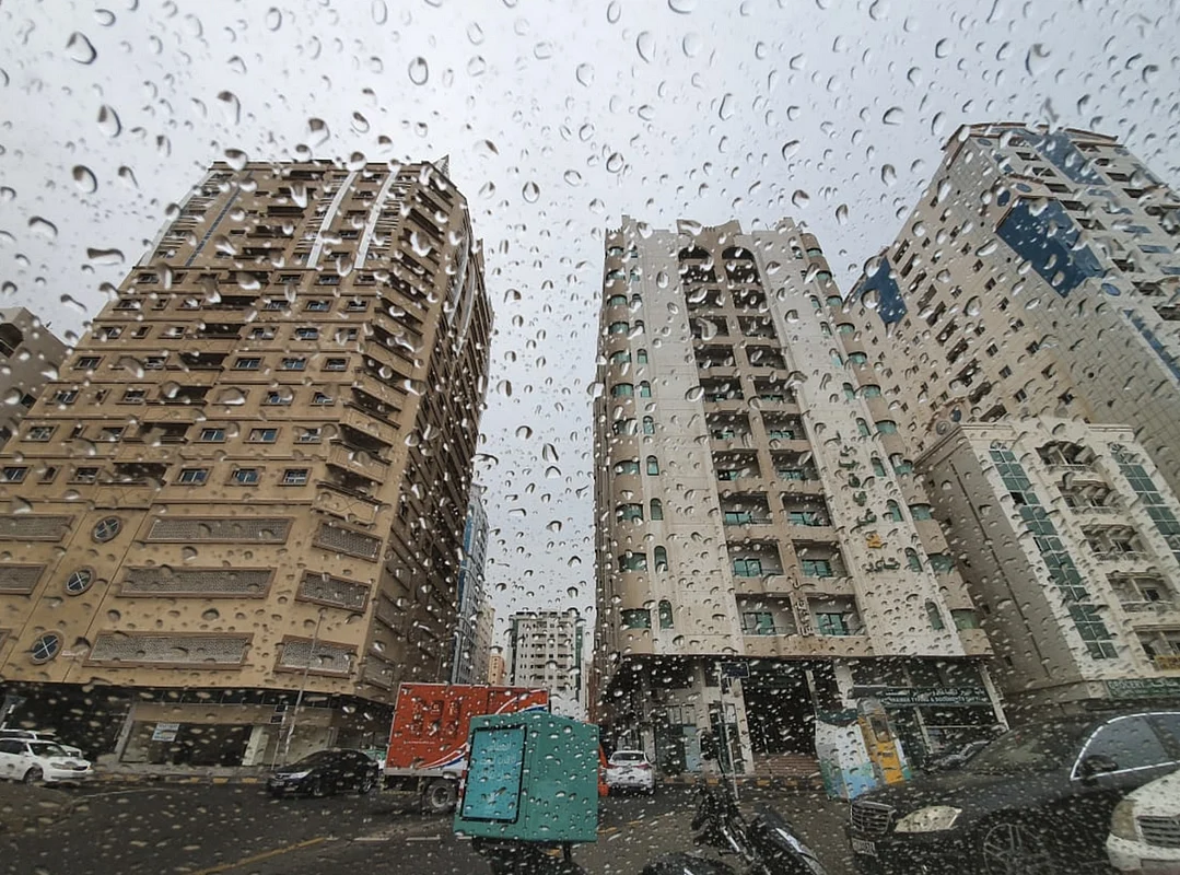 UAE weather: Red, yellow alerts issued for fog; light rainfall likely ...