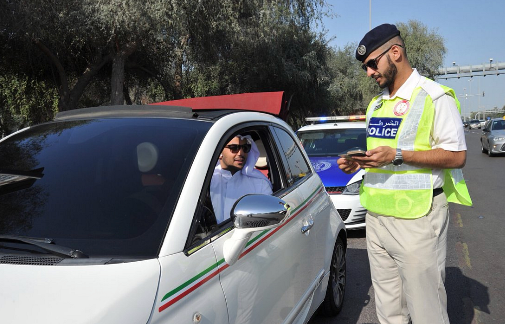 Dh400 fine in UAE for driving slow in the fast lane | Khaleej Times