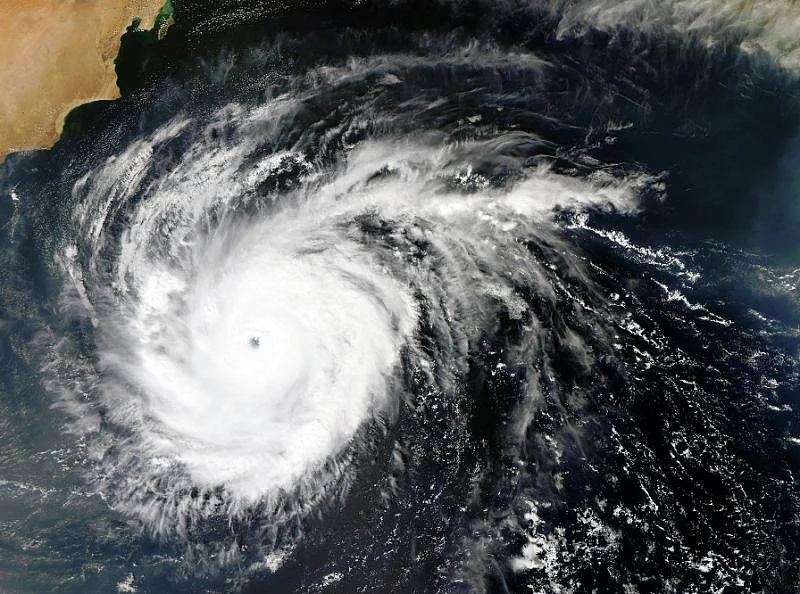 Five dead, thousands flee as Cyclone Roanu nears Bangladesh | Khaleej Times