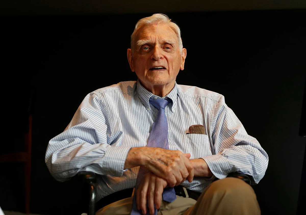 Nobel-winning lithium battery inventor John Goodenough dies at 100 ...