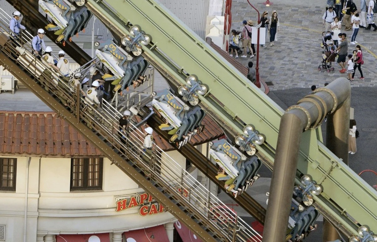 Video: Rollercoaster gets stuck, riders left hanging upside down