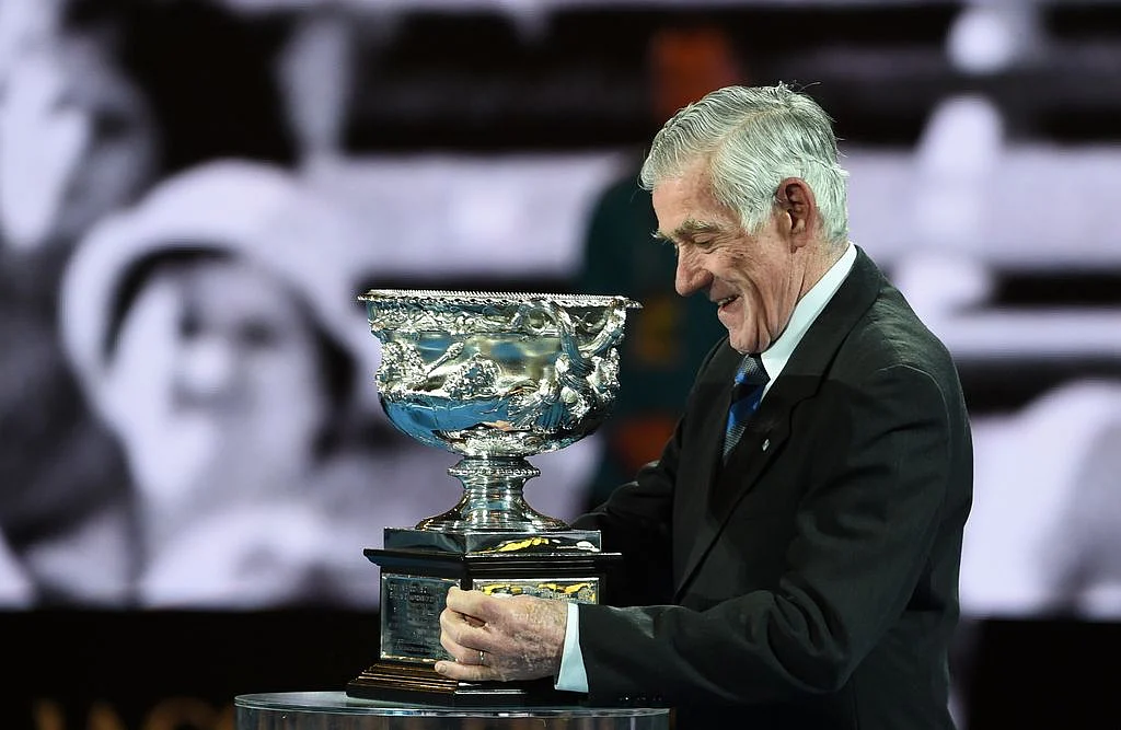 Traditionalist Federer cherishes letter from legendary Rosewall