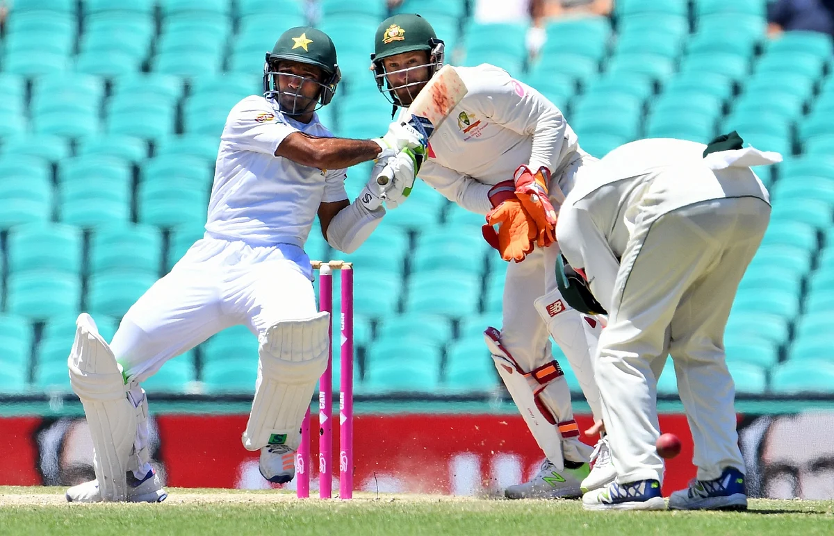 Pakistan lose Shafiq but Haris still going strong