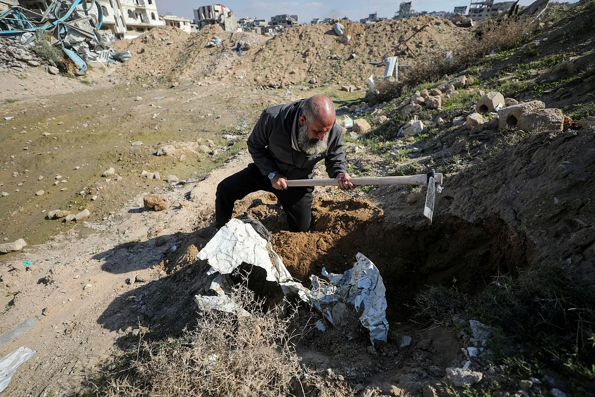 Bereaved Gazans dig out bodies from city ruins, give them graves ...