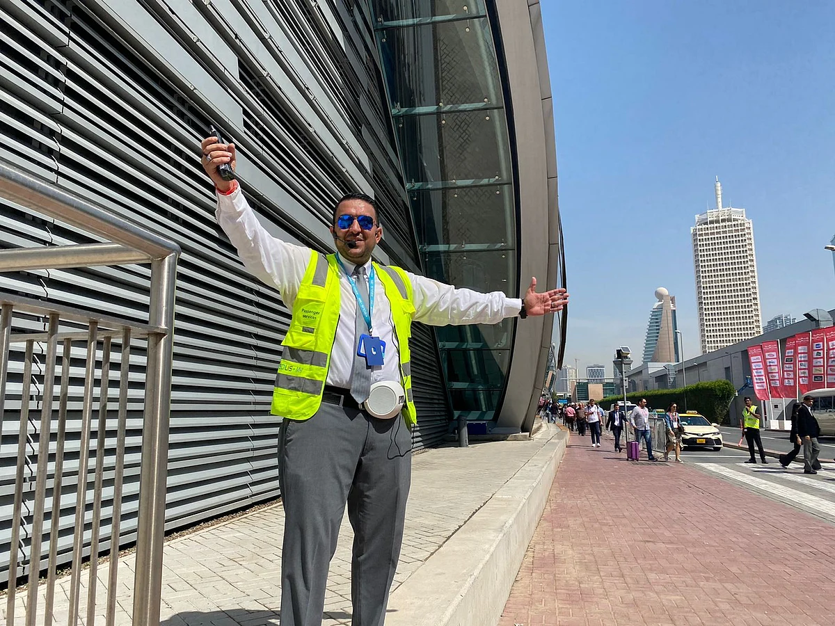 'I like to move it': Watch this man sing to keep crowds moving at Dubai ...