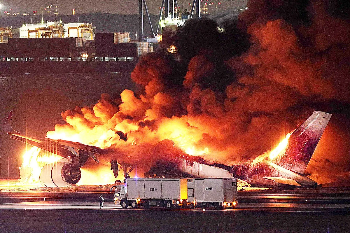 Japan airliner fire: Jet cleared to land before collision, says carrier ...