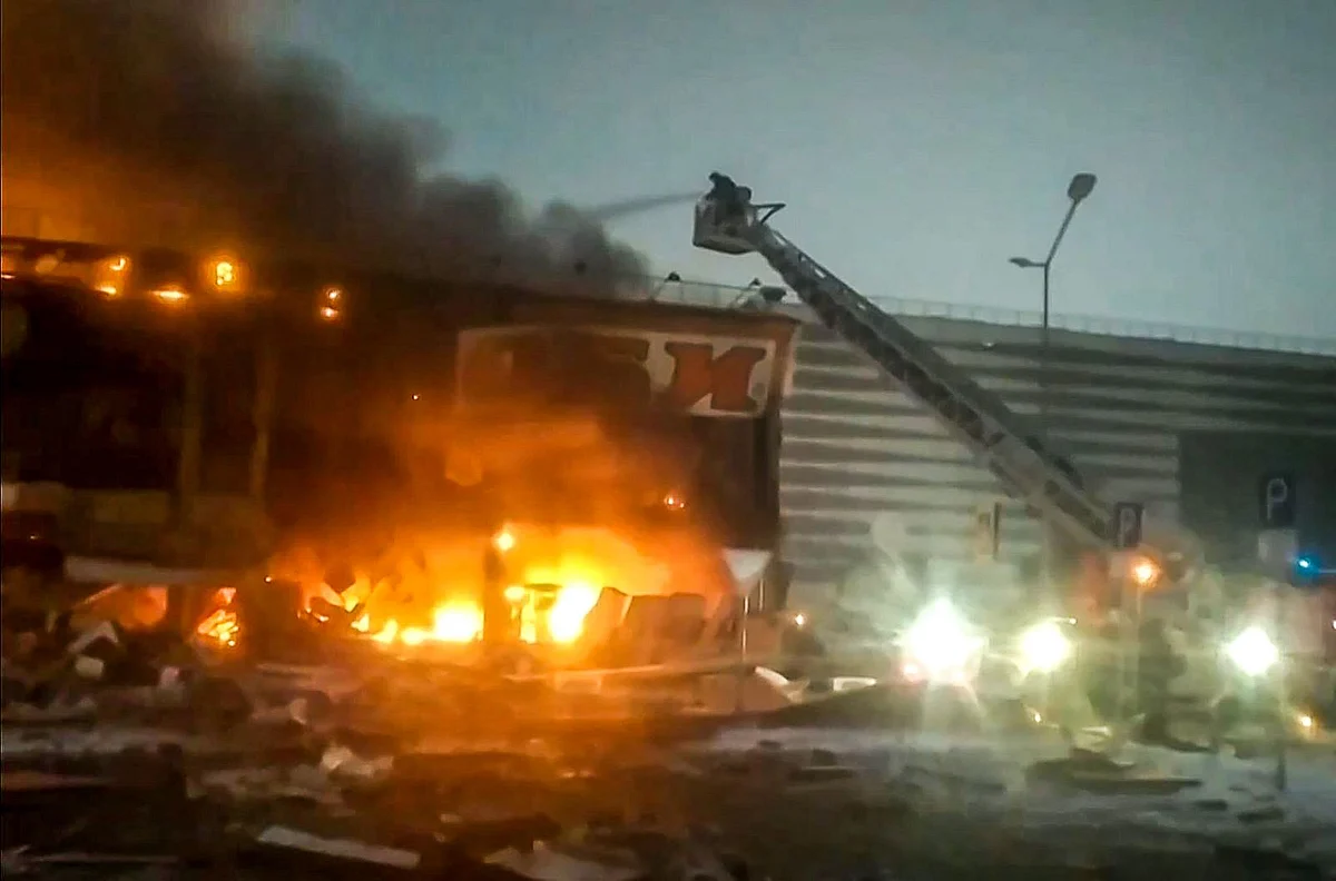 Russia: Football-pitch-size blaze erupts at shopping centre in Moscow ...