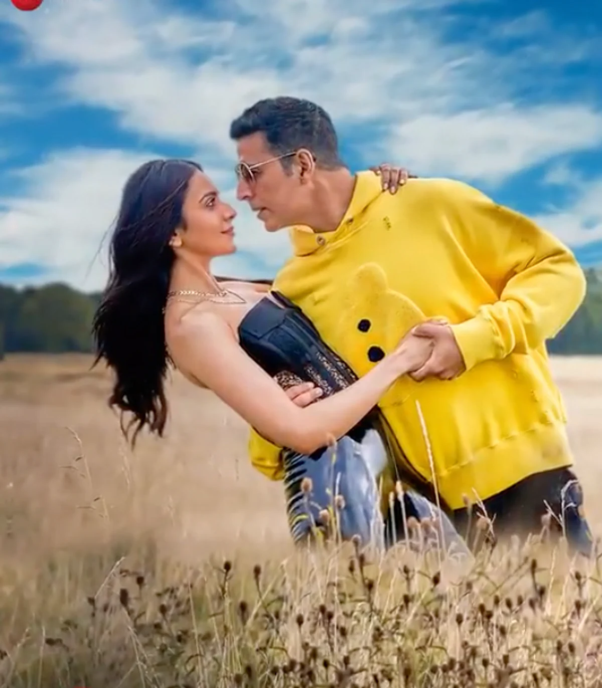 Bollywood: Akshay Kumar, Rakul Preet Singh turn up the romance in first ...
