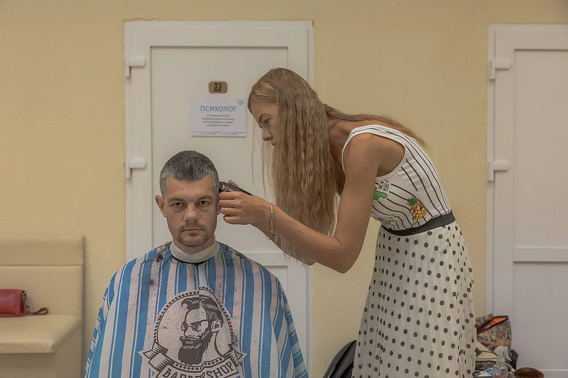 The haircuts that help traumatised Ukrainian soldiers heal