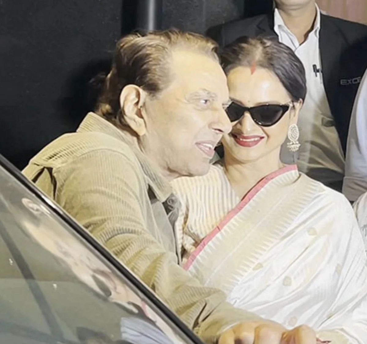 Rekha, Dharmendra's heartwarming reunion steals the spotlight at ...